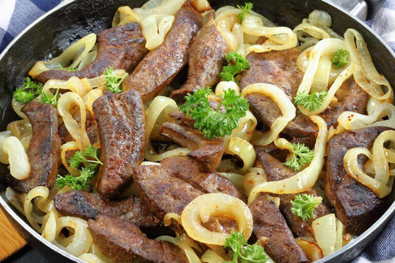 Hígado de ternera con cebolla, receta fácil tradicional