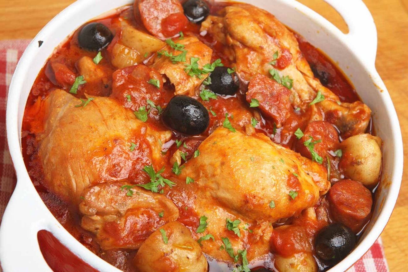 Pollo guisado en salsa de tomate: Receta casera y fácil