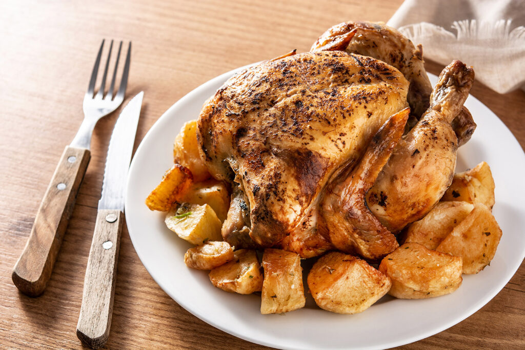 Pollo asado con patatas, receta fácil para hacer en casa