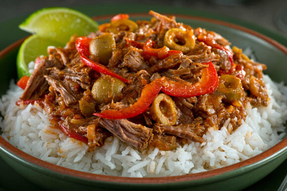 Receta de Ropa Vieja con arroz: El clásico cubano en tu mesa