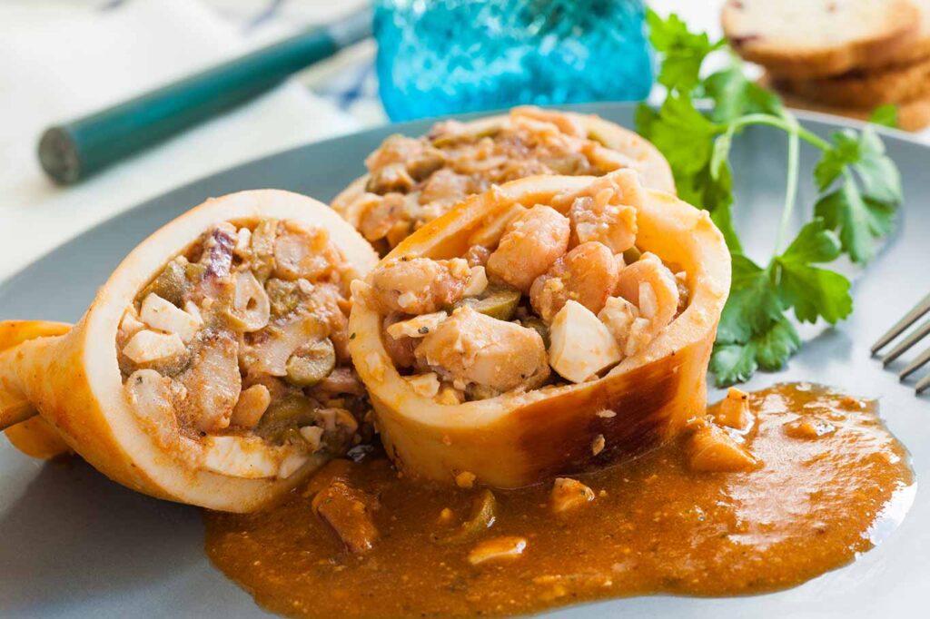 Calamares rellenos en salsa, receta fácil de un plato delicioso