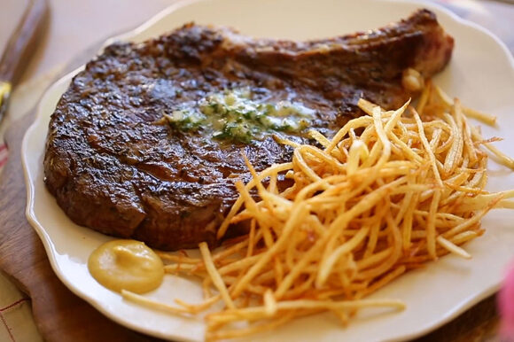 Chuletones de vacuno con patatas paja y salsa de mantequilla - Recetinas