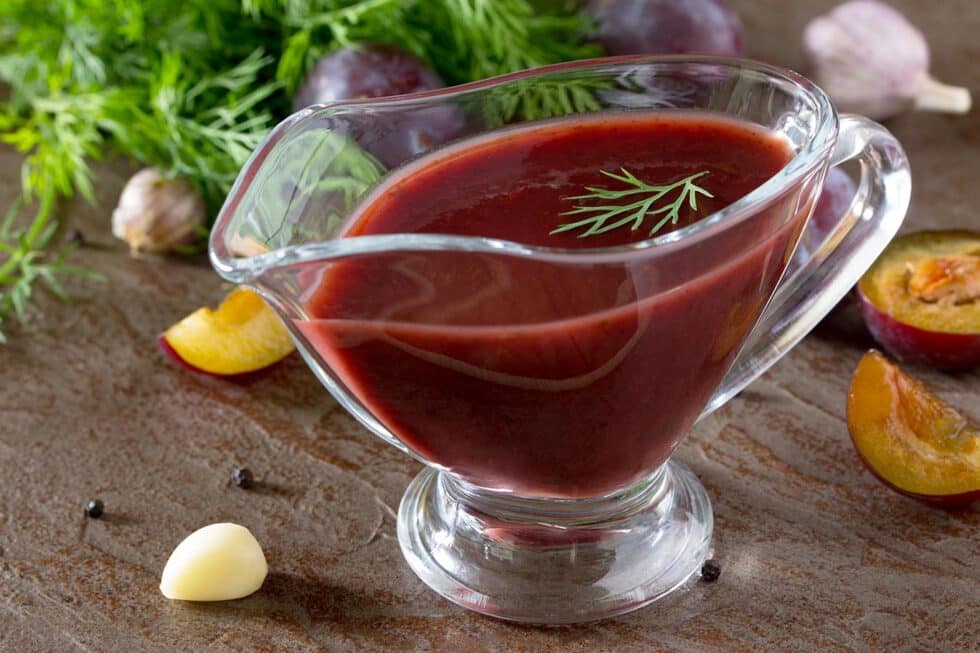 Salsa de ciruela casera: Perfecta para carnes y verduras