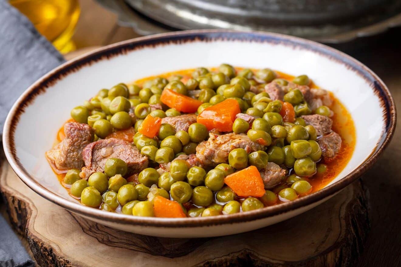 Carne con guisantes, receta de un guiso fácil de toda la vida