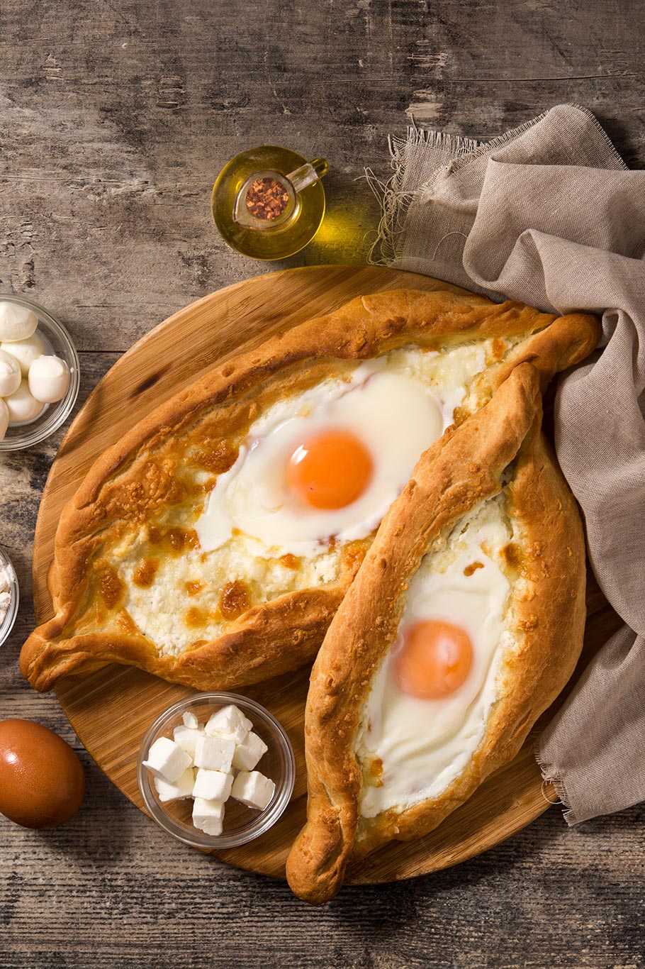 Khachapuri, receta georgiana del pan relleno de queso y huevo