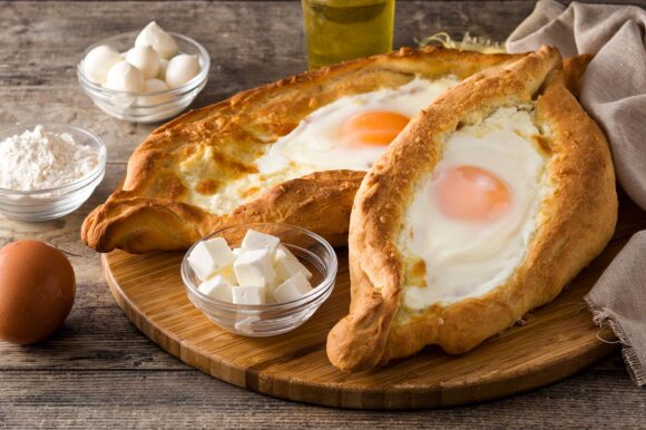 Khachapuri, receta georgiana del pan relleno de queso y huevo