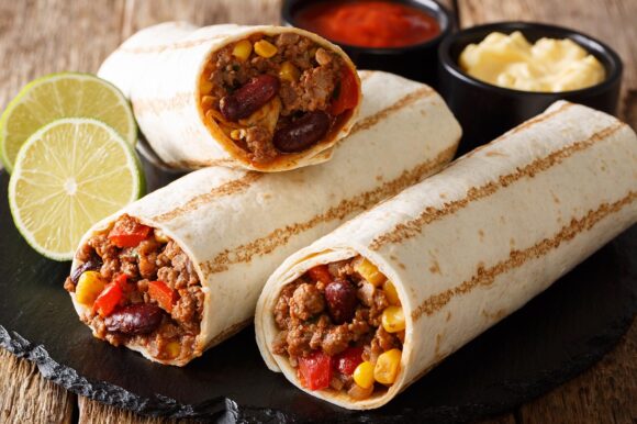 Burritos mexicanos, receta tradicional con carne picada y frijoles