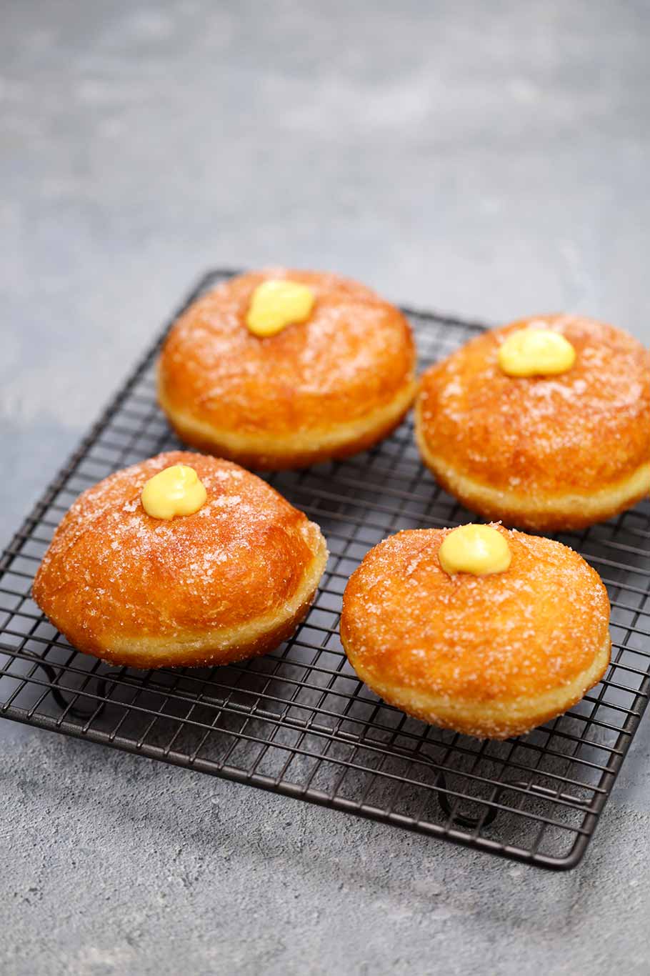 Bomboloni de crema, deliciosos bollos rellenos de crema