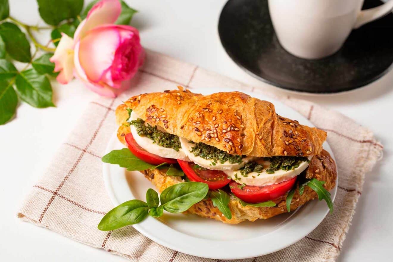 Croissant caprese - Recetinas